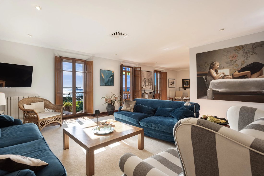 Elegante Apartamento Atemporal En Primera Línea Del En Islas Baleares ...