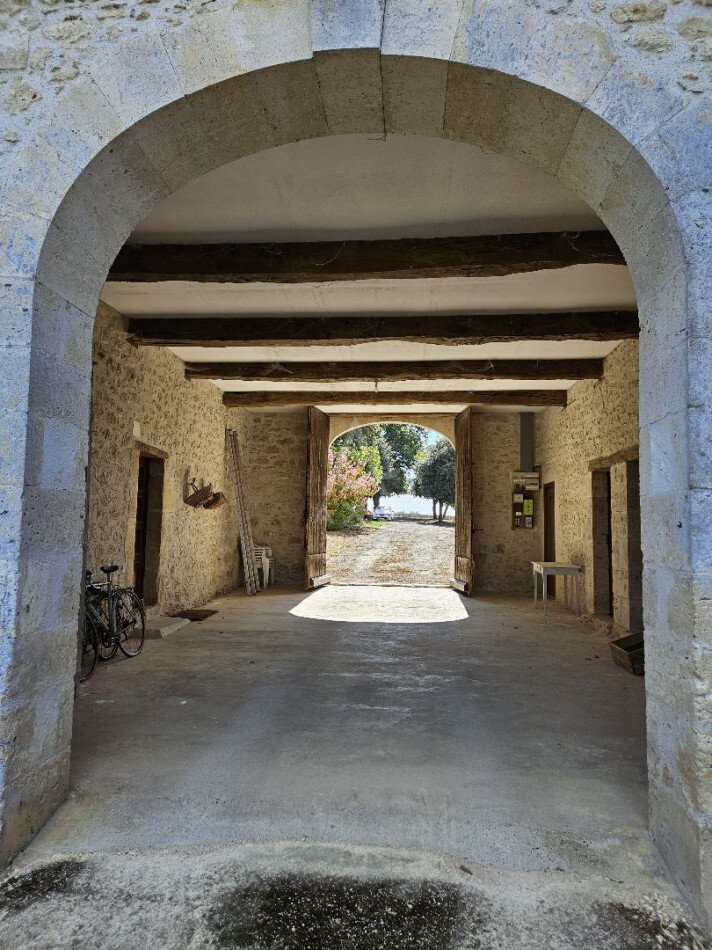 Sale Of Residence Montreal, 400m² 14 Rooms In Montréal, Occitanie ...