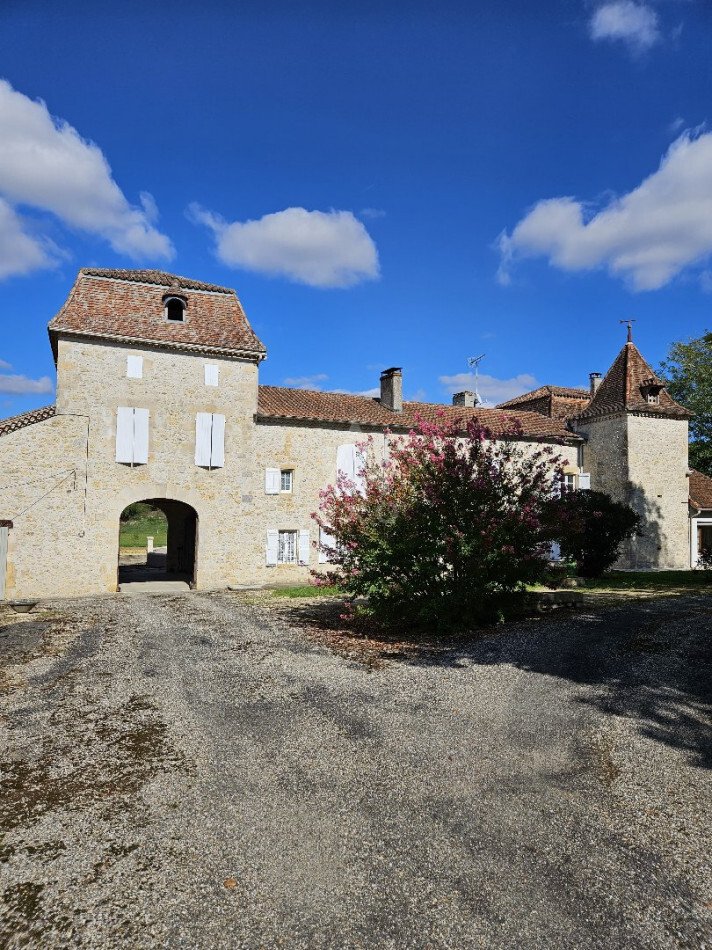 Sale Of Residence Montreal, 400m² 14 Rooms In Montréal, Occitanie ...