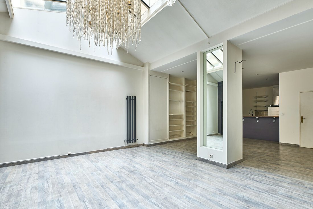 Loft With Skylight Near Square Montholon And Dans Paris, île De France ...