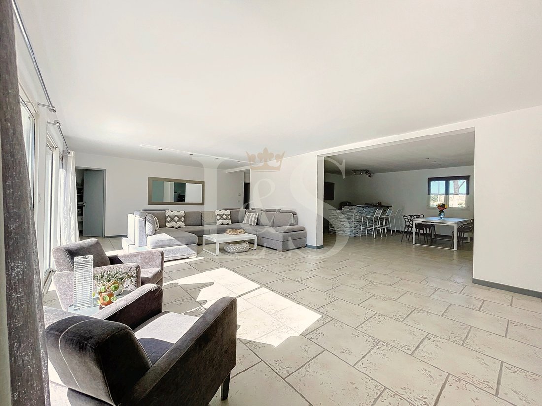 Contemporary In Entraigues Sur La Sorgue, Provence Alpes Côte D'azur ...