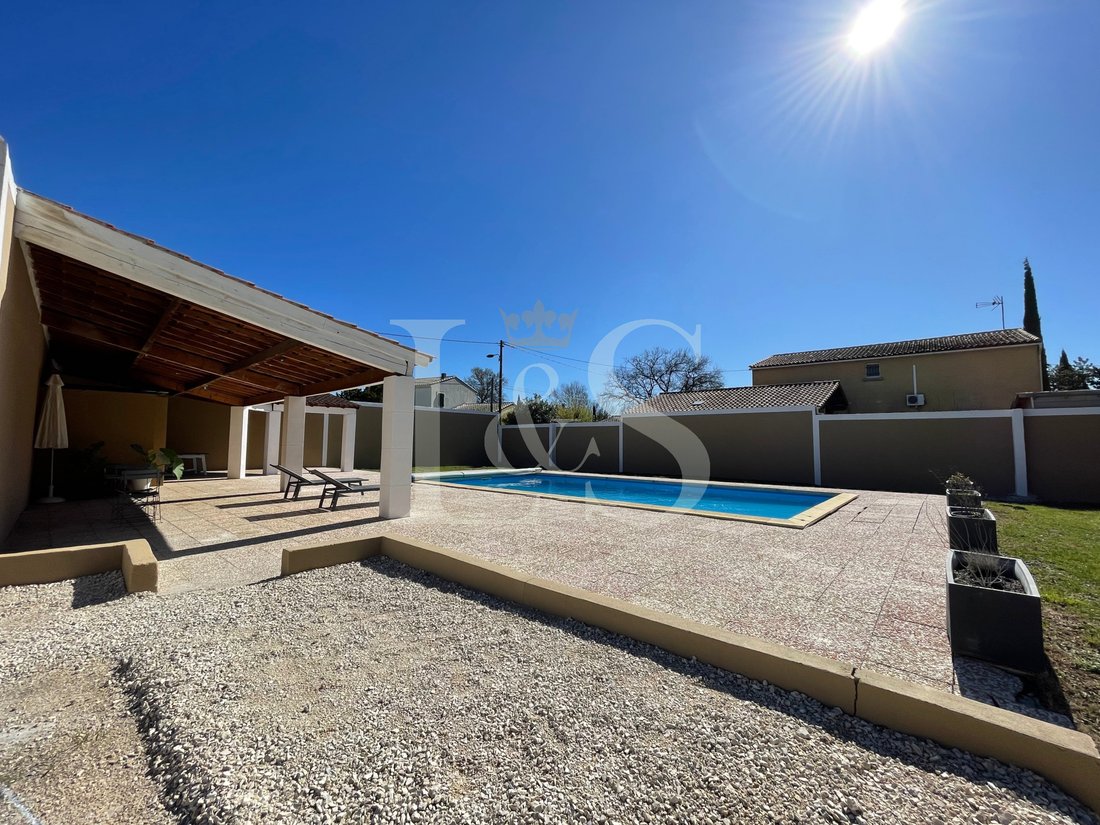 Contemporary In Entraigues Sur La Sorgue, Provence Alpes Côte D'azur ...