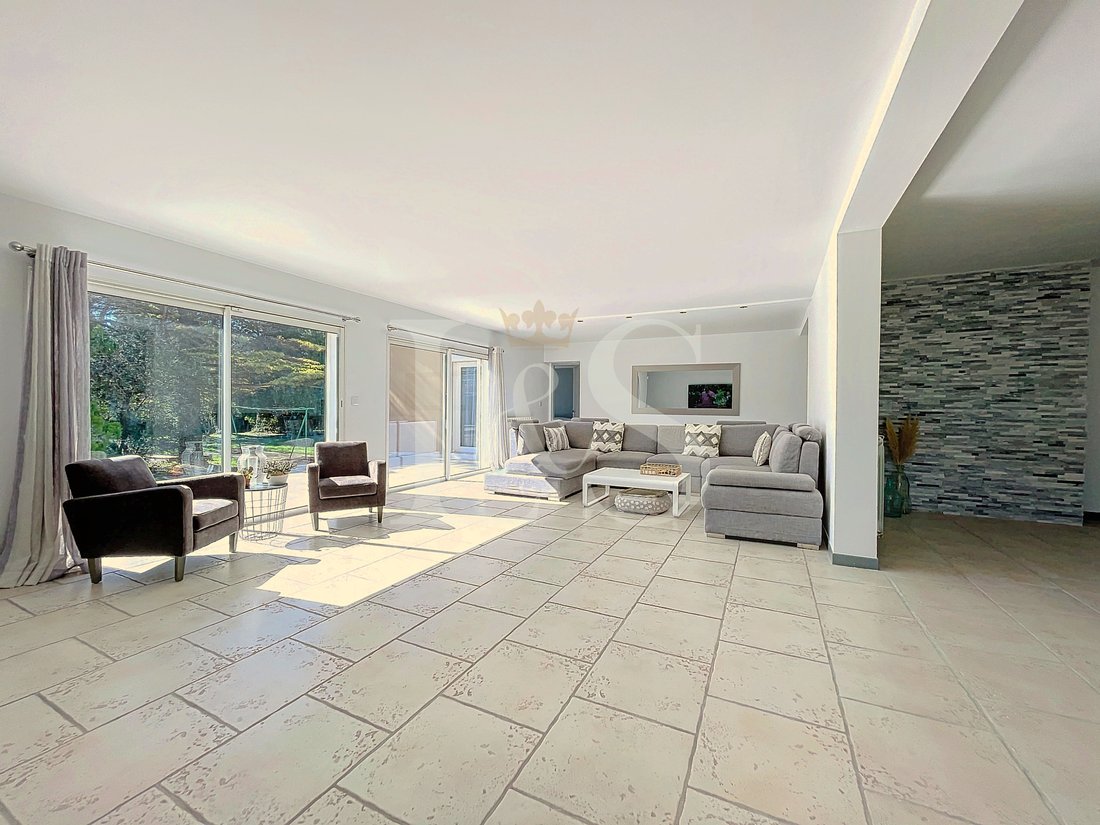 Contemporary In Entraigues Sur La Sorgue, Provence Alpes Côte D'azur ...