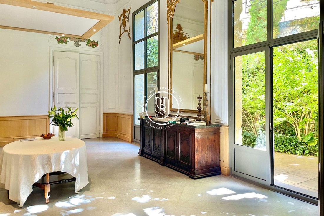 Majestueux, Surprenant Dans Le Coeur D''Uzès. En Uzès, Occitania ...