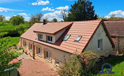 Luxury castles with garage for sale in Le Theil, Auvergne-Rhône-Alpes ...