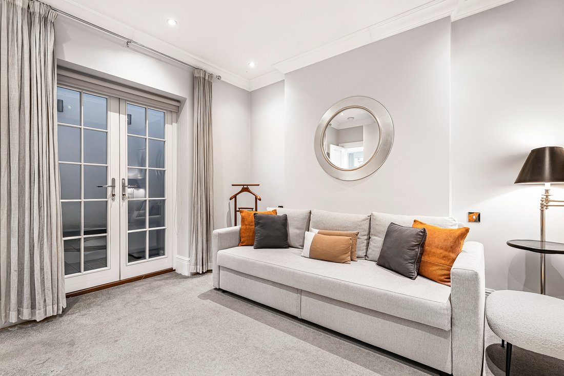 Beautifully Finished Apartment In The Heart In London, England, United ...