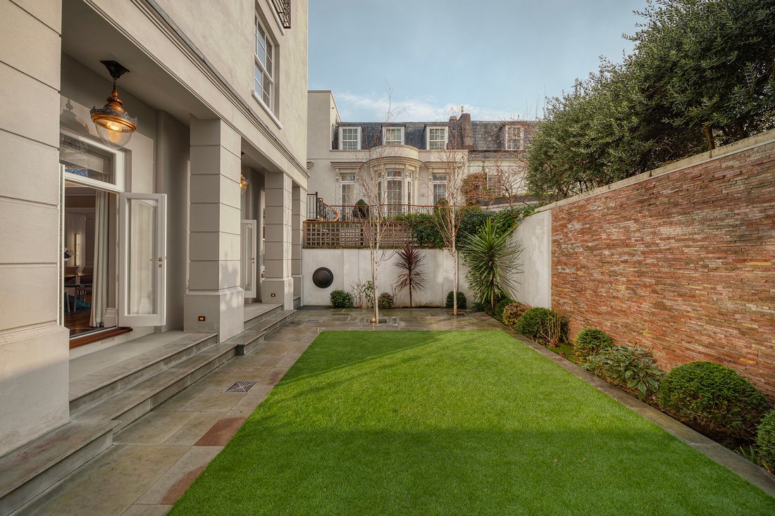 Distinguished Duplex Residence Within An In London, England, United ...