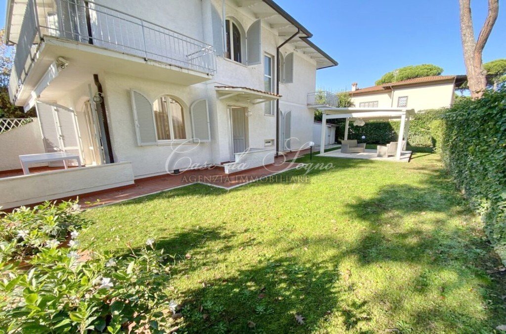 Reihenhaus Zum Verkauf In Forte Dei In Zentrum, Forte Dei Marmi ...