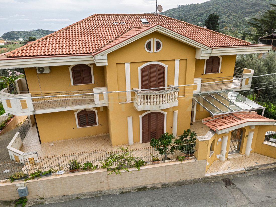 Other Loyal Customer In Savoca En Rina, Sicilia, Italia En Venta (16915099)