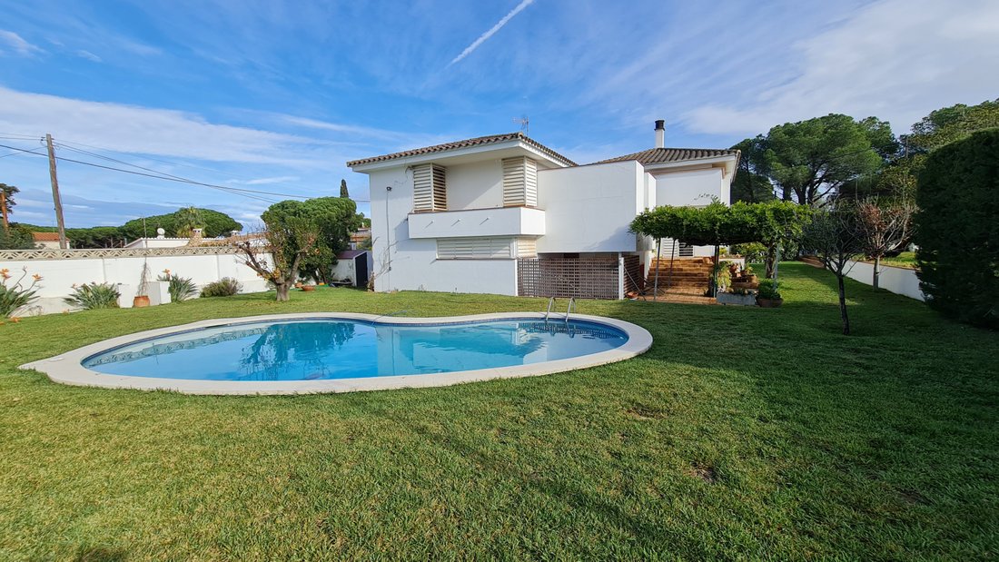 Impresionante Villa Con Nada Menos Que Tres En La Escala, Cataluña ...