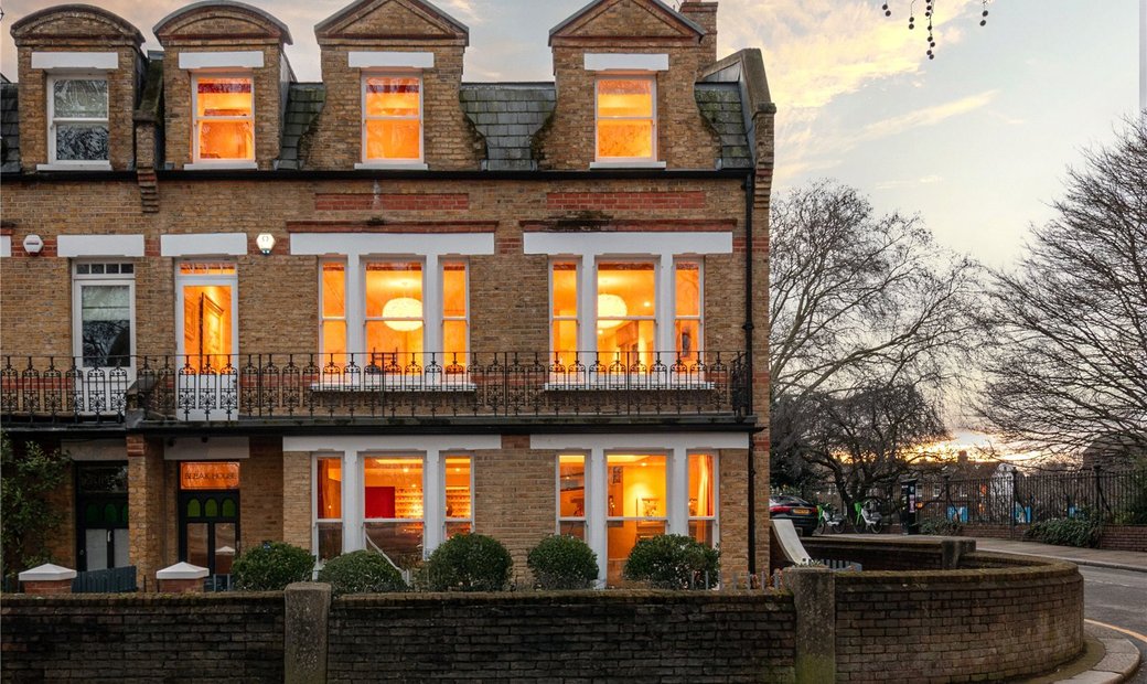 Embankment, Putney, London In London, England, United Kingdom For Sale ...