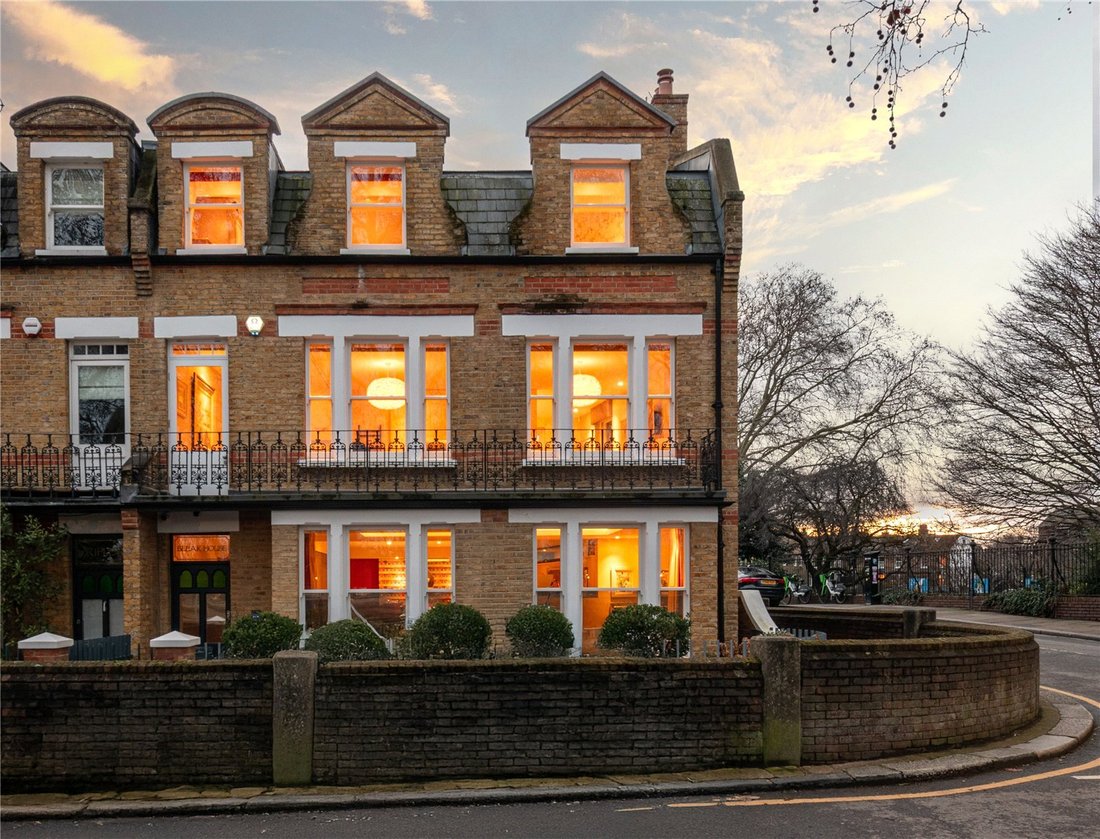 Embankment, Putney, London In London, England, United Kingdom For Sale ...