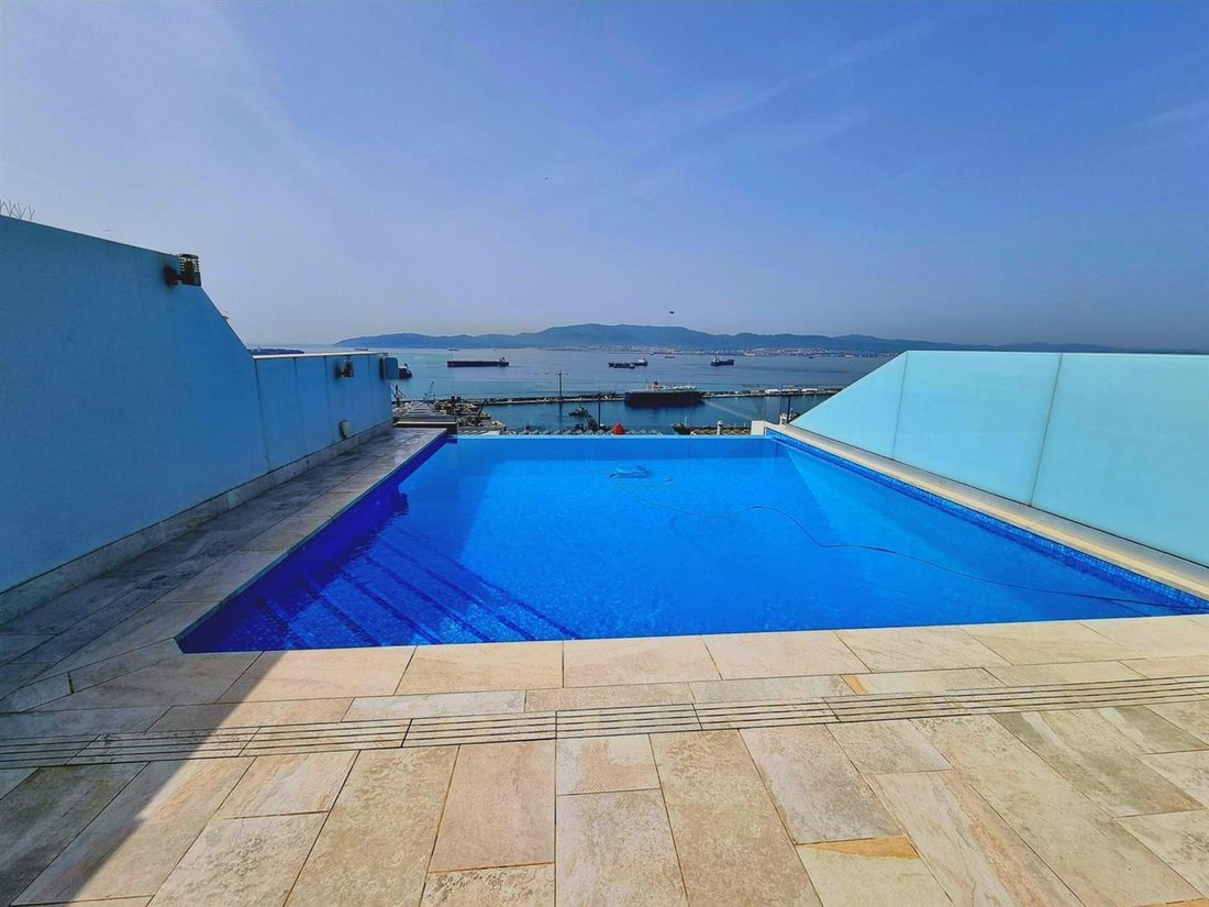 Schönes Haus Mit 4 Schlafzimmern Im Südbezirk Von In Gibraltar ...