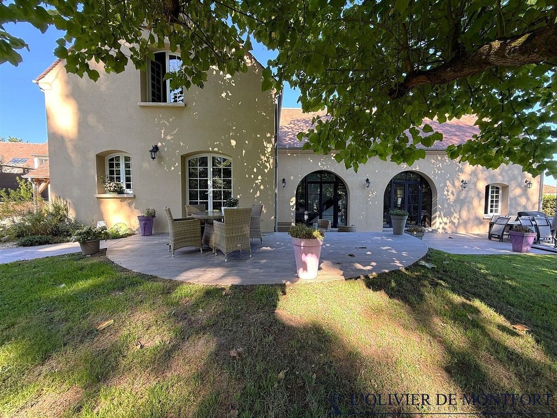 Beautiful Detached House Of 8 In Montfort L'amaury, île De France ...