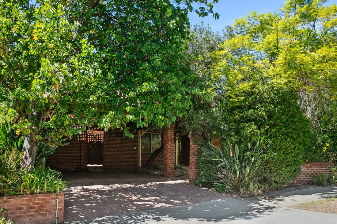 Warm Residence With Flexible Family In Nedlands, Western Australia ...