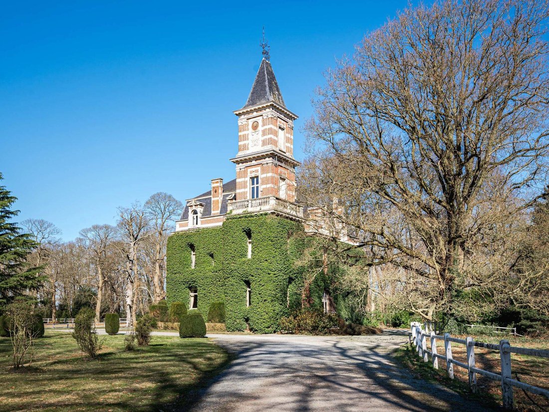Oost Vlaanderen I Kasteel Runenborg In Destelbergen, Flanders, Belgium ...