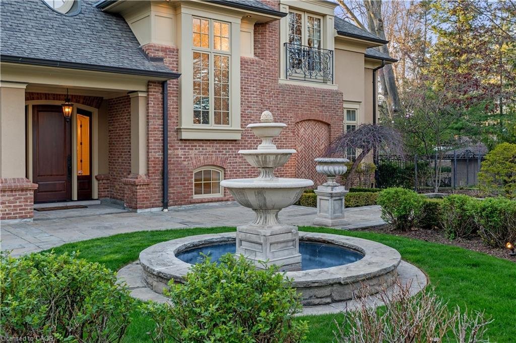 An Architectural Masterpiece By Renowned Gren Weis In Oakville, Ontario ...