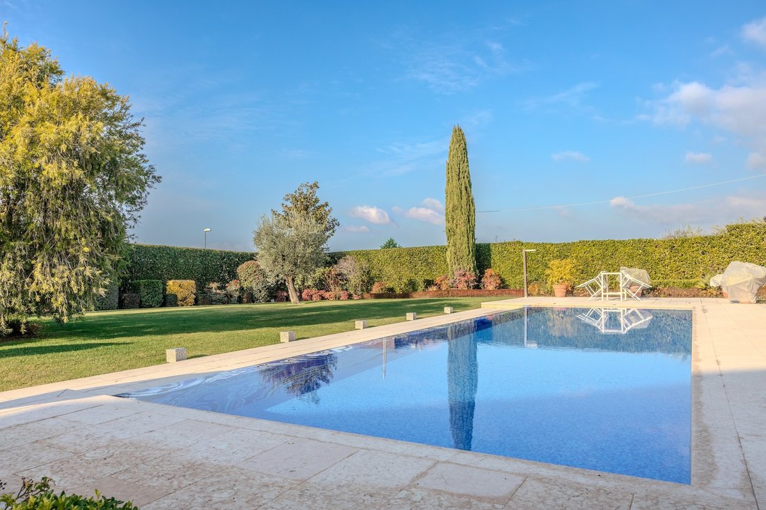 Refined Lakeside Villa With Infinity Pool In Bardolino, Veneto, Italy ...