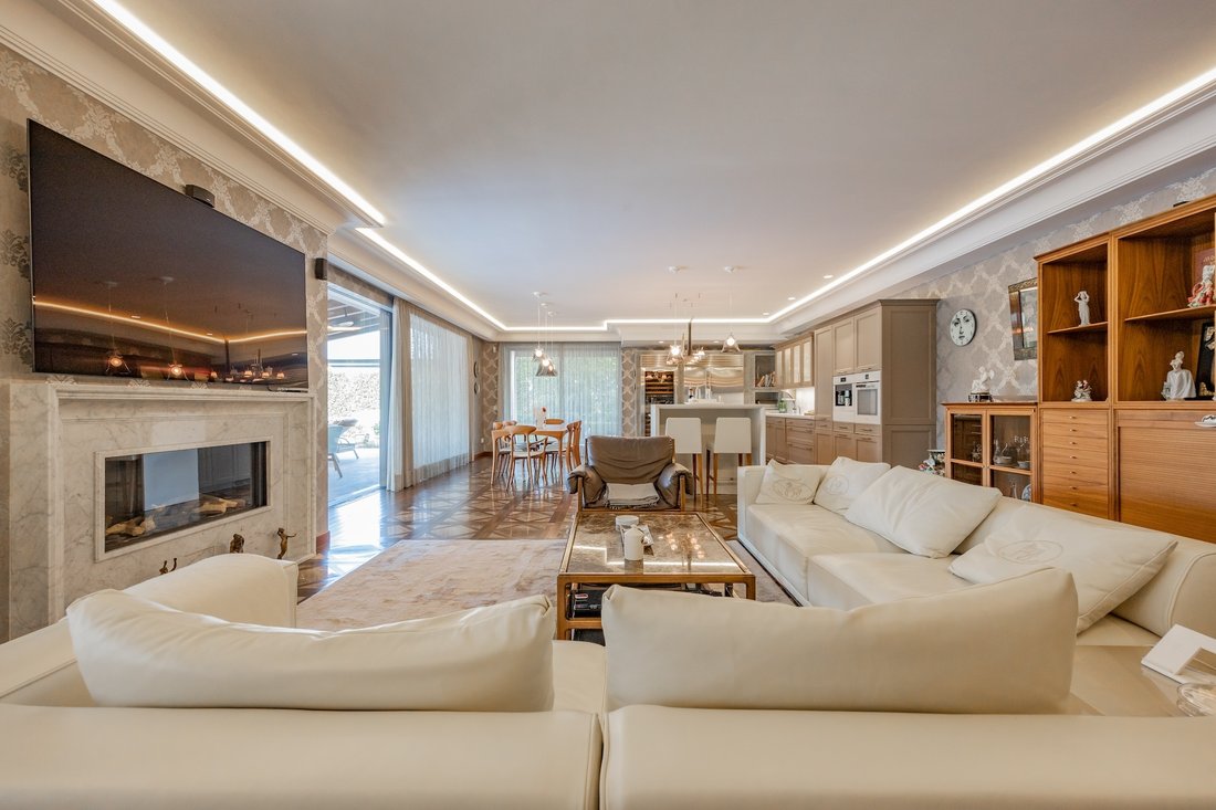 Refined Lakeside Villa With Infinity Pool In Bardolino, Veneto, Italy ...