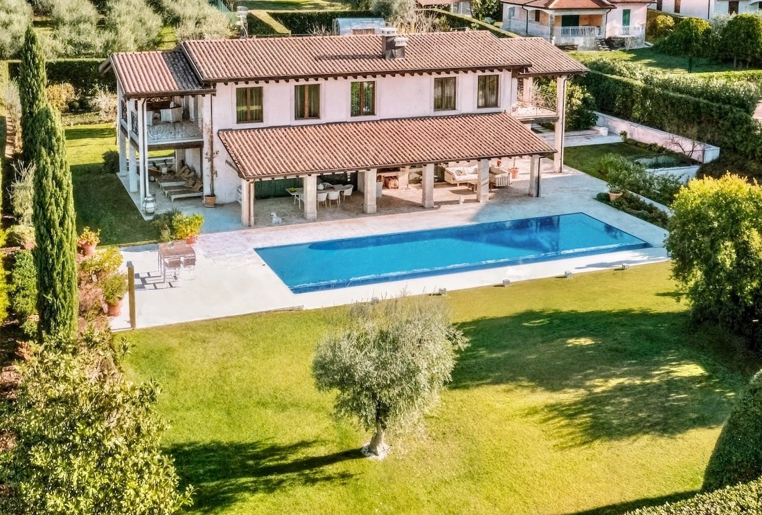 Refined Lakeside Villa With Infinity Pool In Bardolino, Veneto, Italy ...