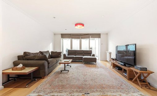 Luxury houses with balcony for sale in Kilburn Park, Brent, England ...