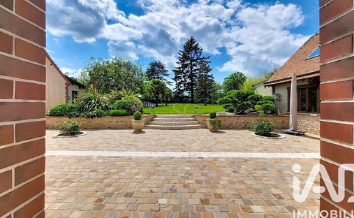Luxury houses with garage for sale in Béville-le-Comte, Centre-Val de ...