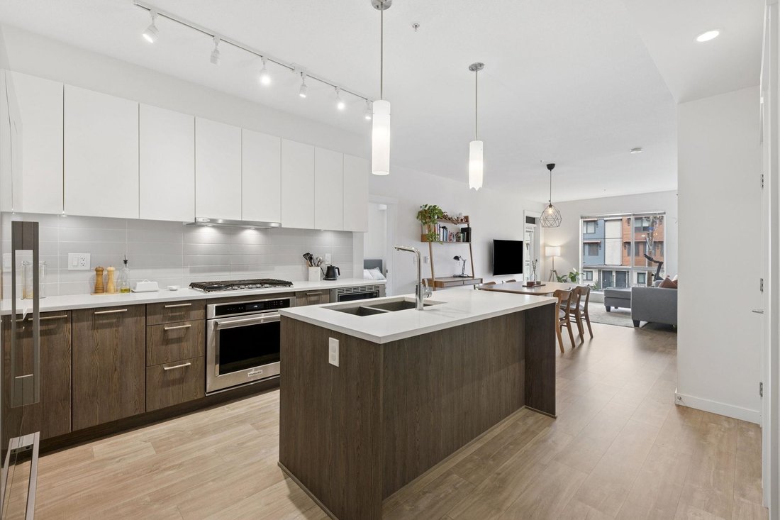 Elevated Corner Home With Park & En North Vancouver, Columbia Británica ...