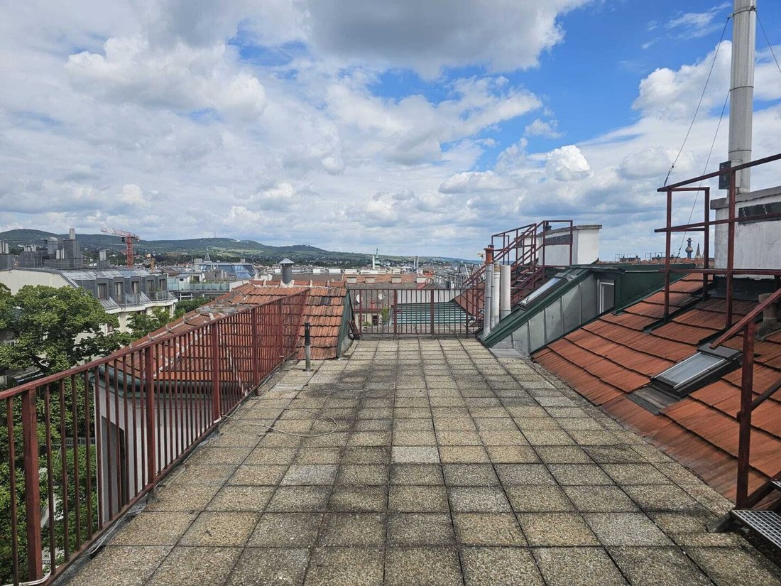 Charmante Dachgeschosswohnung Mit Großer Terrasse & In Vienna, Wien ...