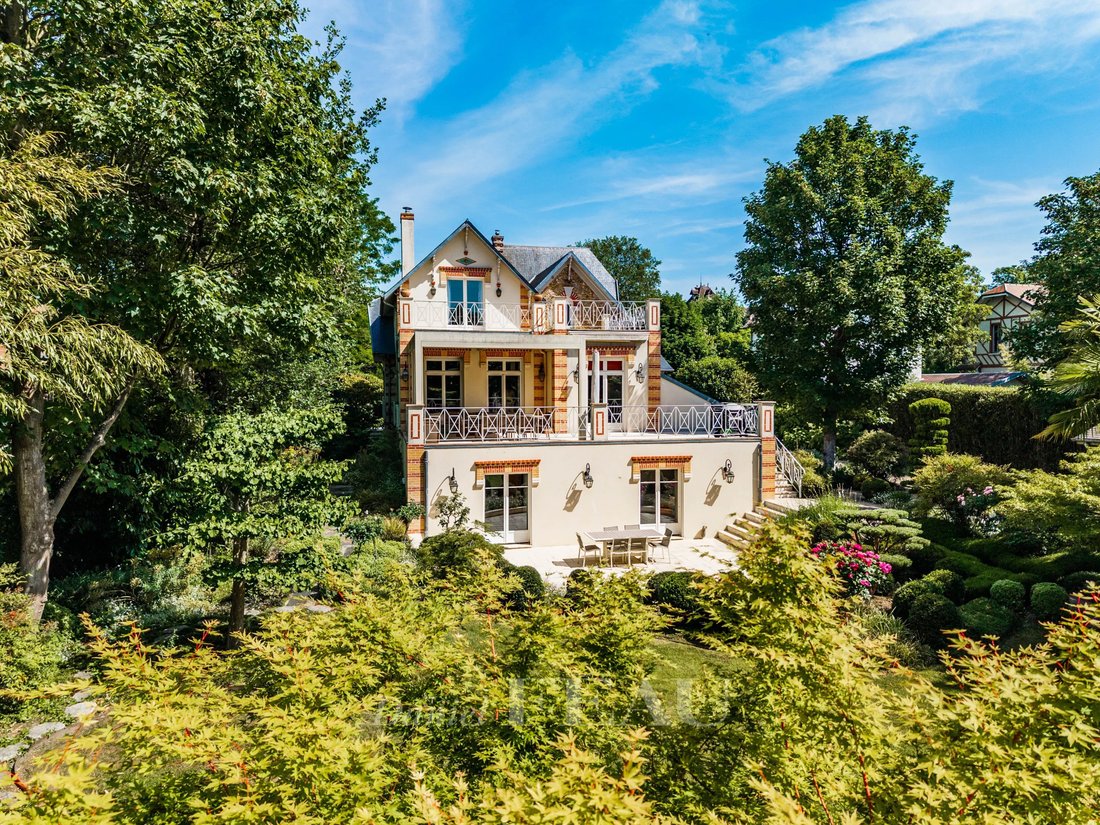 Magnificent Meulière Stone Residence En Le Vésinet, Isla De Francia ...