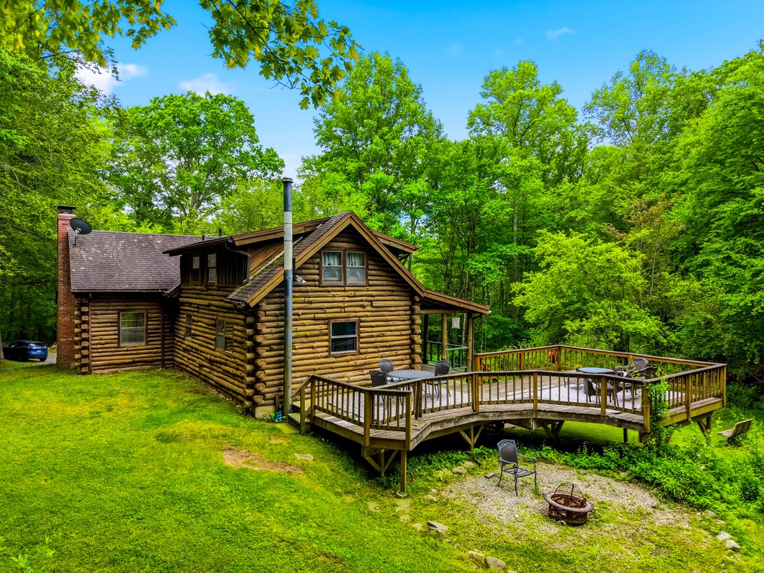 This True Log Home Is Tucked Away On 4.4 Dans Madison, Connecticut ...