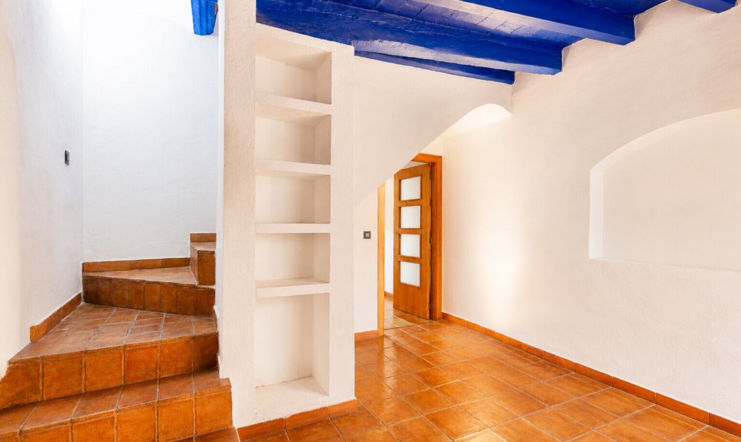 Historisches Fischerhaus Nur Wenige Meter In Sitges, Katalonien ...