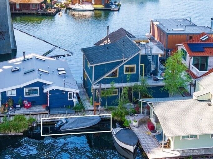 Luxury Floating Home With Stunning Lake In Seattle, Washington, United ...