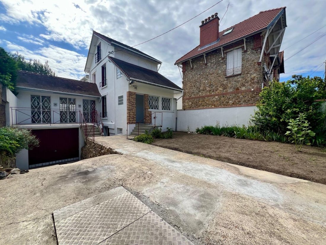 House In The Post Office / City Center In Houilles, île De France ...