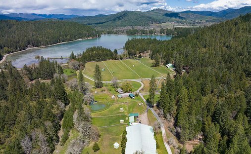 Luxus am see Häuser zum Verkauf in Cave Junction, Oregon | JamesEdition