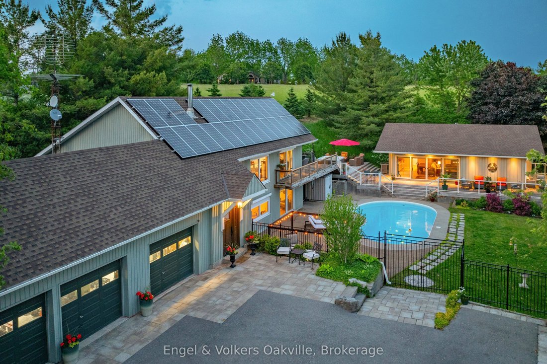 Luxury Country Retreat On Over An Acre Of Land En Hamilton, Ontario ...