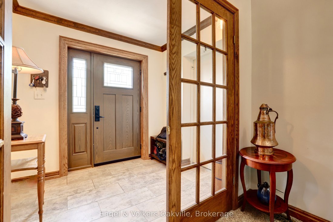 Luxury Country Retreat On Over An Acre Of Land En Hamilton, Ontario ...