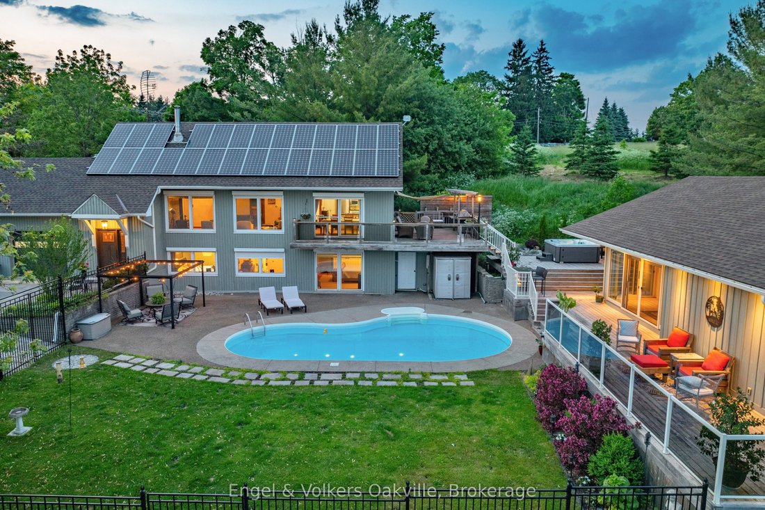 Luxury Country Retreat On Over An Acre Of Land In Hamilton, Ontario ...