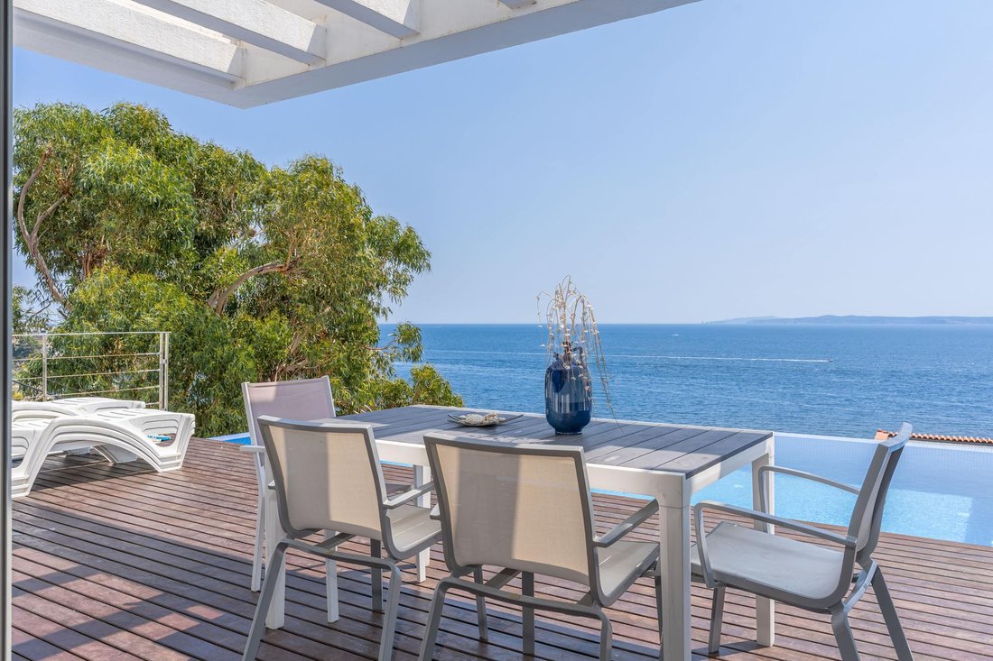 Villa élégante Avec Vue Sur La Mer, Piscine Et Dans Roses, Catalogne ...