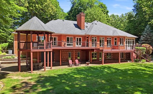 Luxury houses with library for sale in Trafalgar, Indiana | JamesEdition