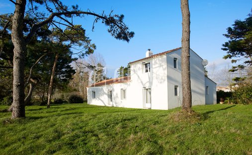 Luxury water view villas for sale in Les Moutiers-en-Retz, Pays de la ...