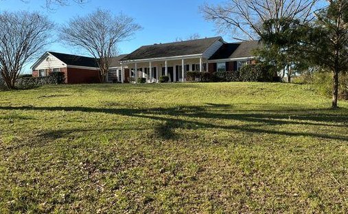 Luxury houses with garage for sale in Duck Hill, Mississippi | JamesEdition
