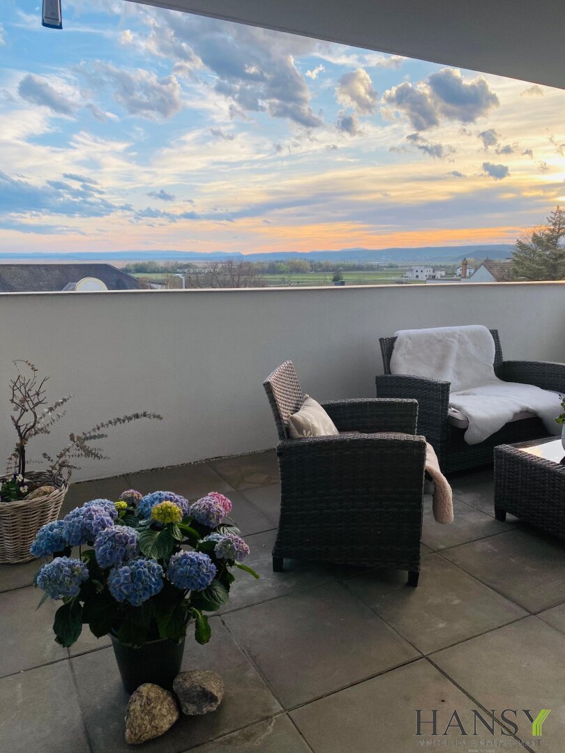 Weitblick über Den Dächern Von In Neusiedl Am See, Burgenland, Austria ...