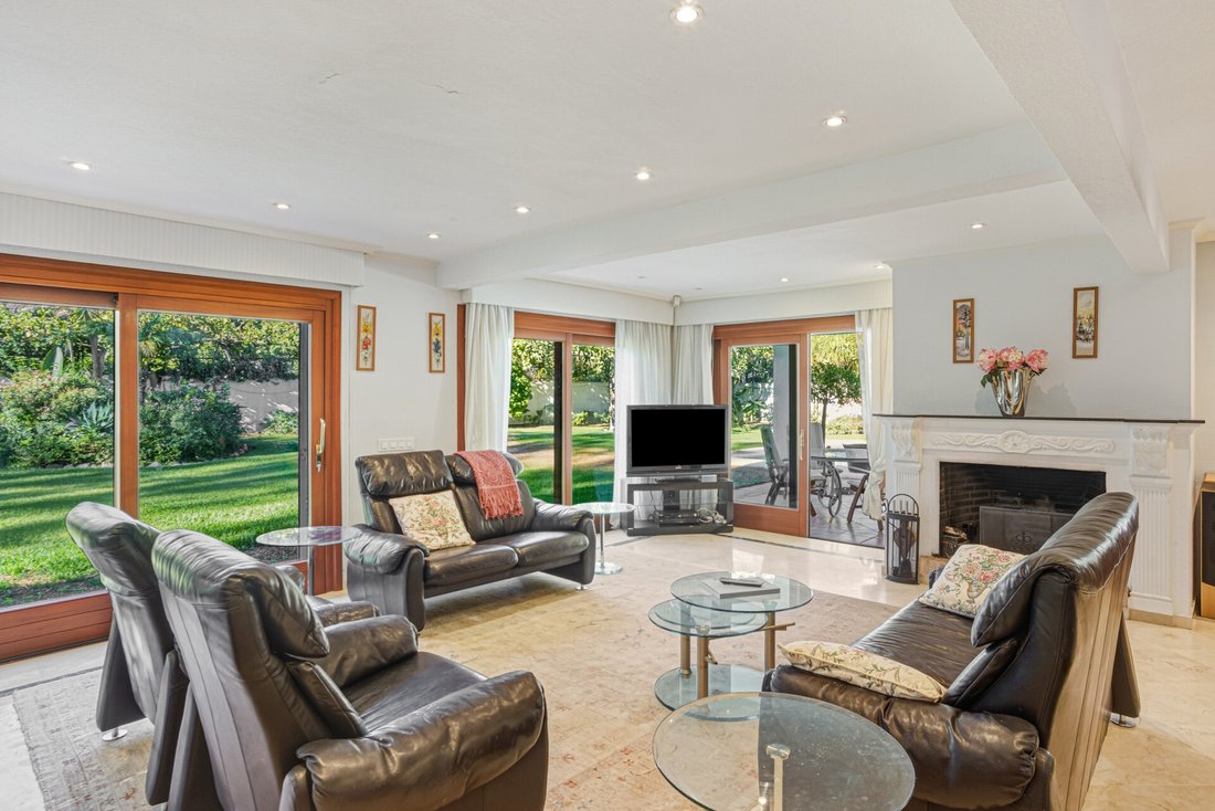 Prime Beachside Villa With Exceptional In Estepona, Andalusien, Spanien ...