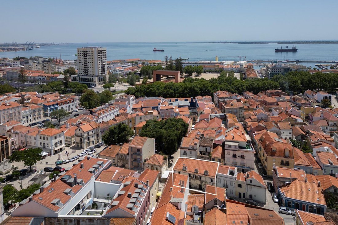 Renovated 4 Bed Duplex In Setúbal's Historic In Setubal, Setubal ...