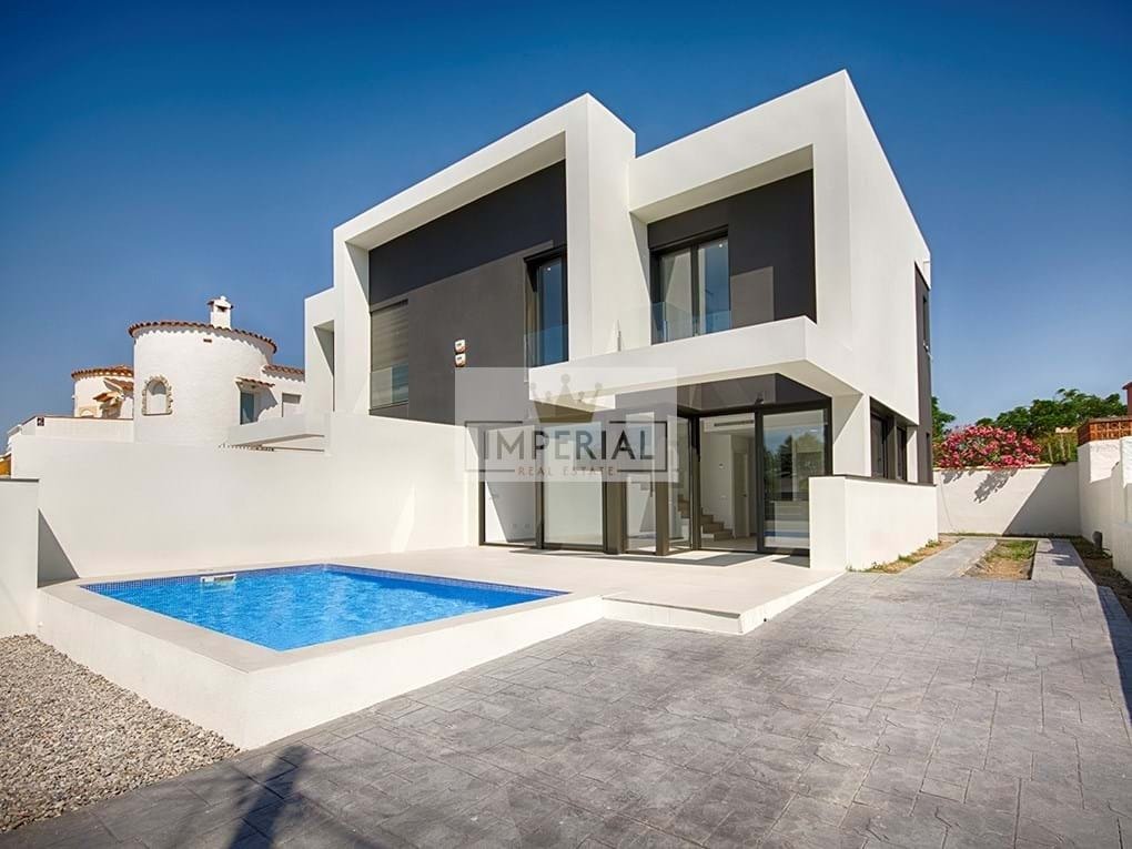 New Building: House With Pool, Garden Sw In Empuriabrava, Catalonia ...