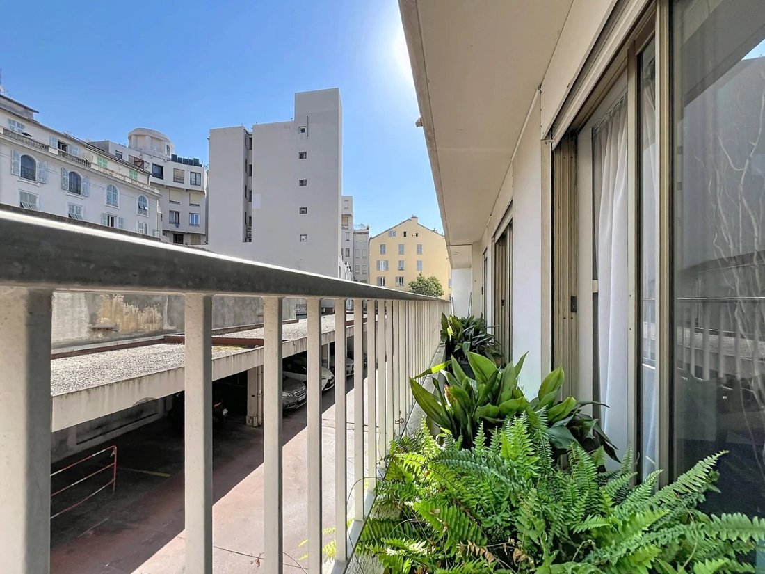 Renovated Three Bedroom Apartment In Nice, Provence Alpes Côte D'azur ...